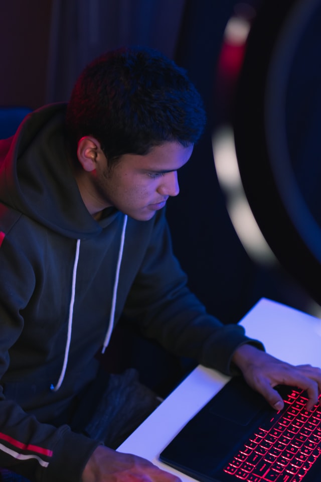 How to Get a Loyal Fan Base as a Streamer?